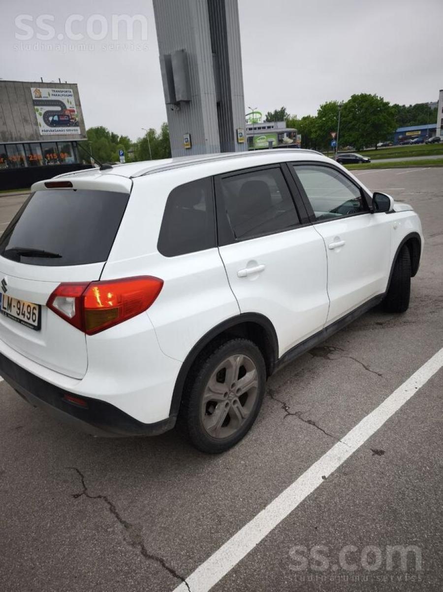 White Suzuki Vitara 2018 in Riga, with an engine capacity of 1.60 L and mileage of 149 thousand km for 10000 €, photo 3 on AUTOMOTO.COM.LV