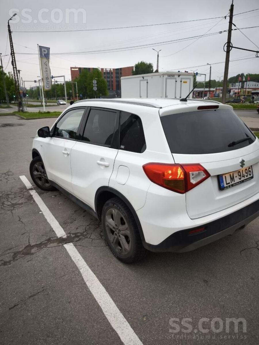 White Suzuki Vitara 2018 in Riga, with an engine capacity of 1.60 L and mileage of 149 thousand km for 10000 €, photo 4 on AUTOMOTO.COM.LV