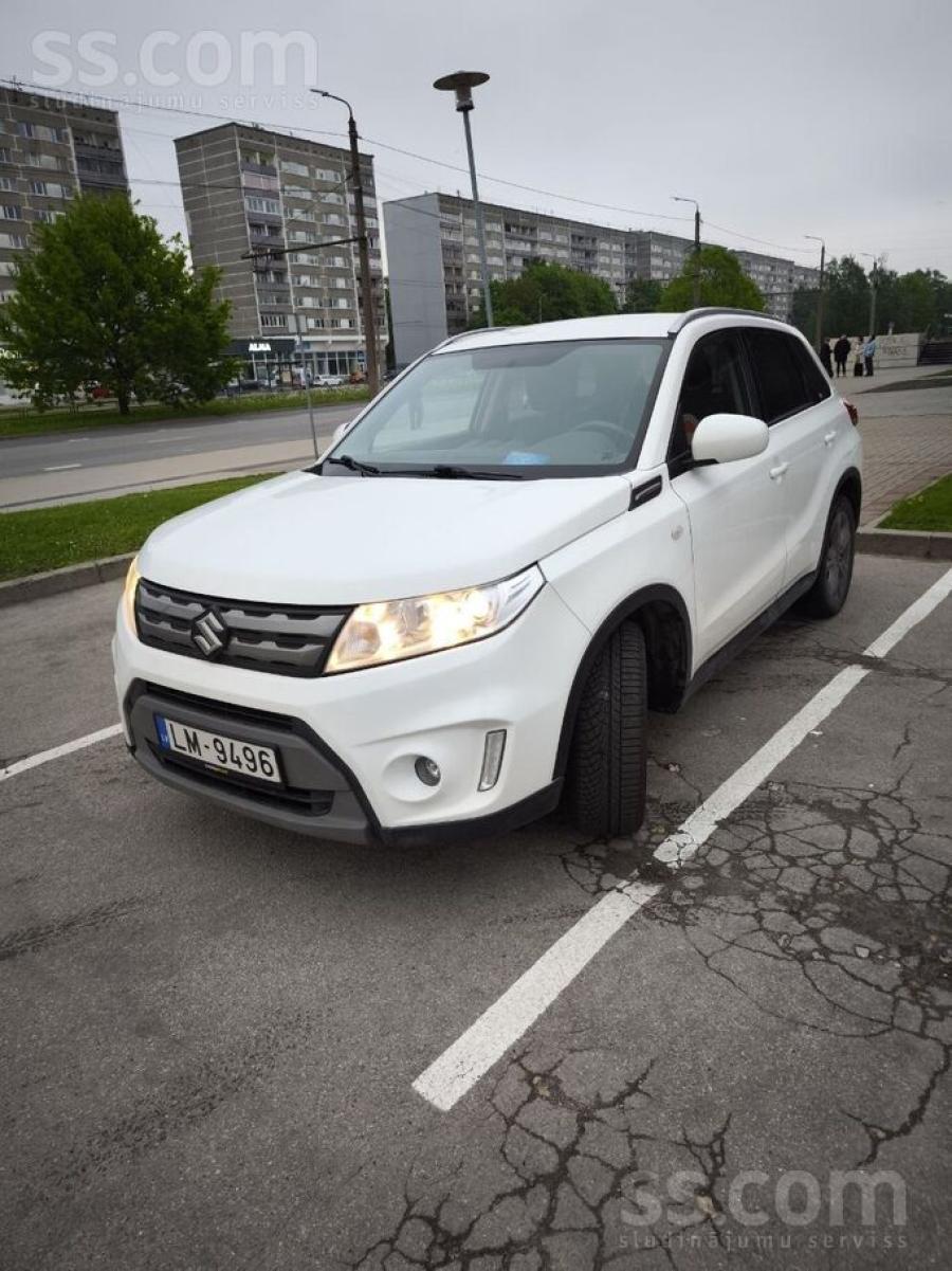 White Suzuki Vitara 2018 in Riga, with an engine capacity of 1.60 L and mileage of 149 thousand km for 10000 €, photo 5 on AUTOMOTO.COM.LV