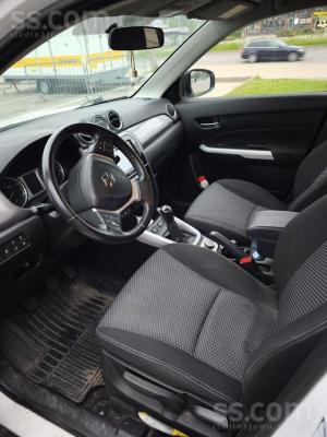 White Suzuki Vitara 2018 in Riga, with an engine capacity of 1.60 L and mileage of 149 thousand km for 10000 €, photo 6 on AUTOMOTO.COM.LV
