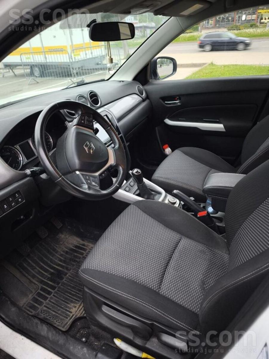 White Suzuki Vitara 2018 in Riga, with an engine capacity of 1.60 L and mileage of 149 thousand km for 10000 €, photo 6 on AUTOMOTO.COM.LV