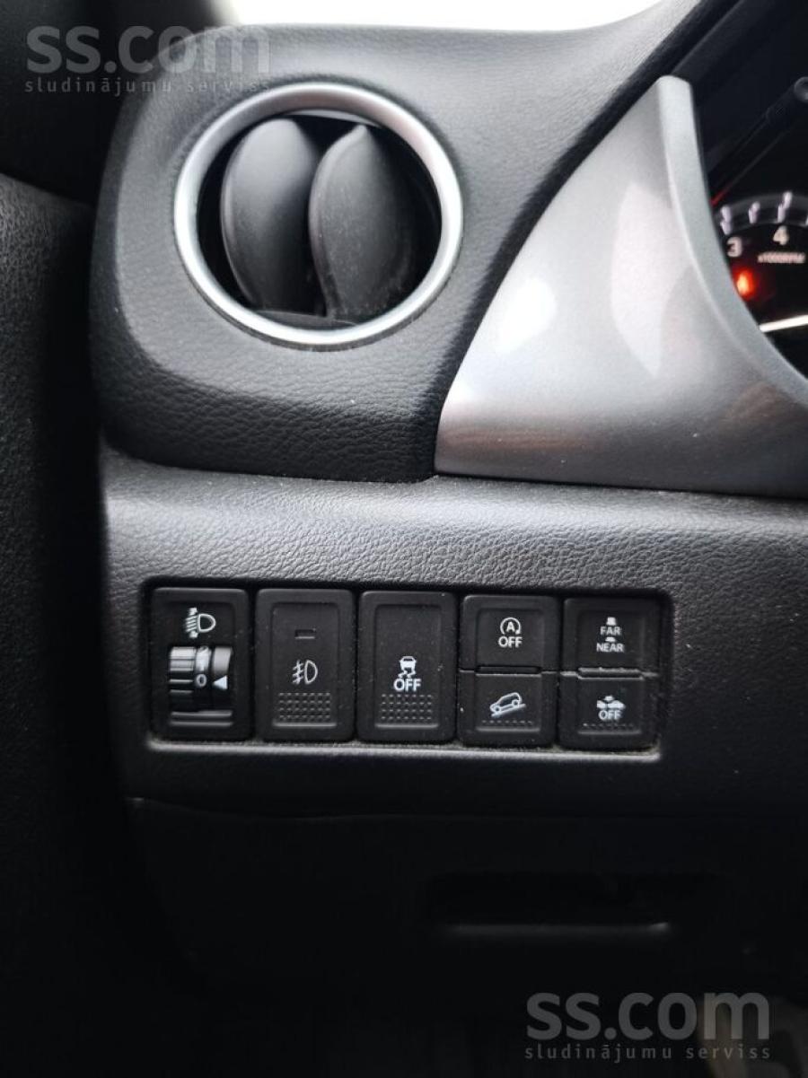 White Suzuki Vitara 2018 in Riga, with an engine capacity of 1.60 L and mileage of 149 thousand km for 10000 €, photo 12 on AUTOMOTO.COM.LV