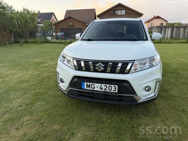 White Suzuki Vitara 2019 in Riga, with an engine capacity of 1.00 L and mileage of 160 thousand km for 9700 €, photo 3 on AUTOMOTO.COM.LV