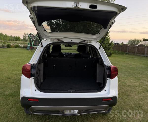 White Suzuki Vitara 2019 in Riga, with an engine capacity of 1.00 L and mileage of 160 thousand km for 9700 €, photo 5 on AUTOMOTO.COM.LV