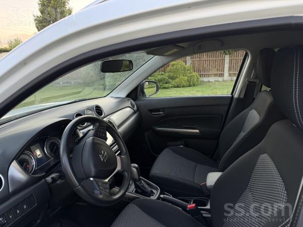 White Suzuki Vitara 2019 in Riga, with an engine capacity of 1.00 L and mileage of 160 thousand km for 9700 €, photo 8 on AUTOMOTO.COM.LV