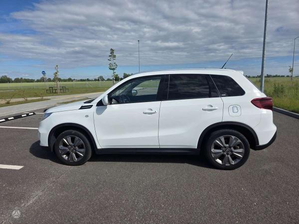 White Suzuki Vitara 2019 in Marijampole, with an engine capacity of 1.37 L and mileage of 240 thousand km for 8490 €, photo 4 on AUTOMOTO.COM.LV
