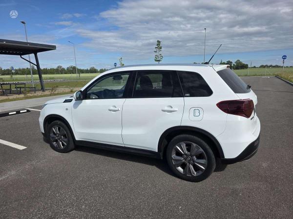 White Suzuki Vitara 2019 in Marijampole, with an engine capacity of 1.37 L and mileage of 240 thousand km for 8490 €, photo 5 on AUTOMOTO.COM.LV