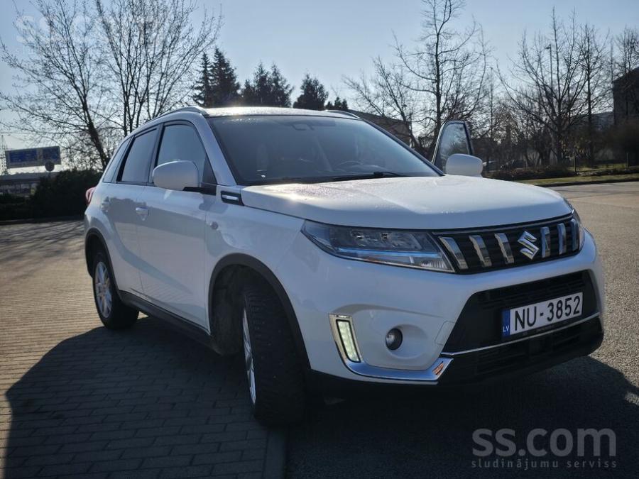White Suzuki Vitara 2020 in Riga, with an engine capacity of 1.40 L and mileage of 108 thousand km for 16500 €, photo 5 on AUTOMOTO.COM.LV