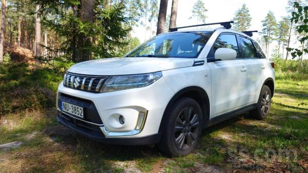 White Suzuki Vitara 2020 in Riga, with an engine capacity of 1.40 L and mileage of 120 thousand km for 13200 €, photo 3 on AUTOMOTO.COM.LV