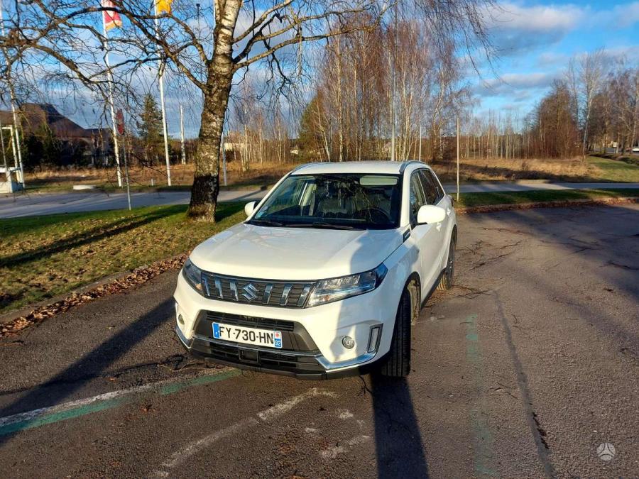 White Suzuki Vitara 2021 in Taurage, with an engine capacity of 1.37 L and mileage of 62 thousand km for 12900 €, photo 1 on AUTOMOTO.COM.LV