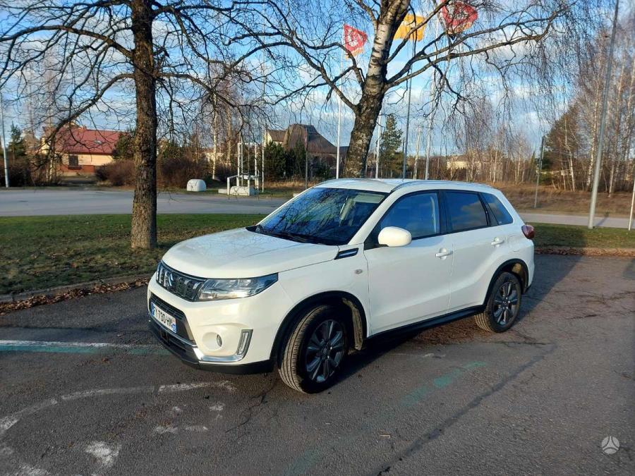 White Suzuki Vitara 2021 in Taurage, with an engine capacity of 1.37 L and mileage of 62 thousand km for 12900 €, photo 2 on AUTOMOTO.COM.LV
