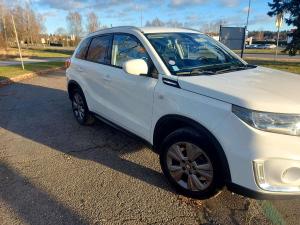 White Suzuki Vitara 2021 in Taurage, with an engine capacity of 1.37 L and mileage of 62 thousand km for 12900 €, photo 3 on AUTOMOTO.COM.LV