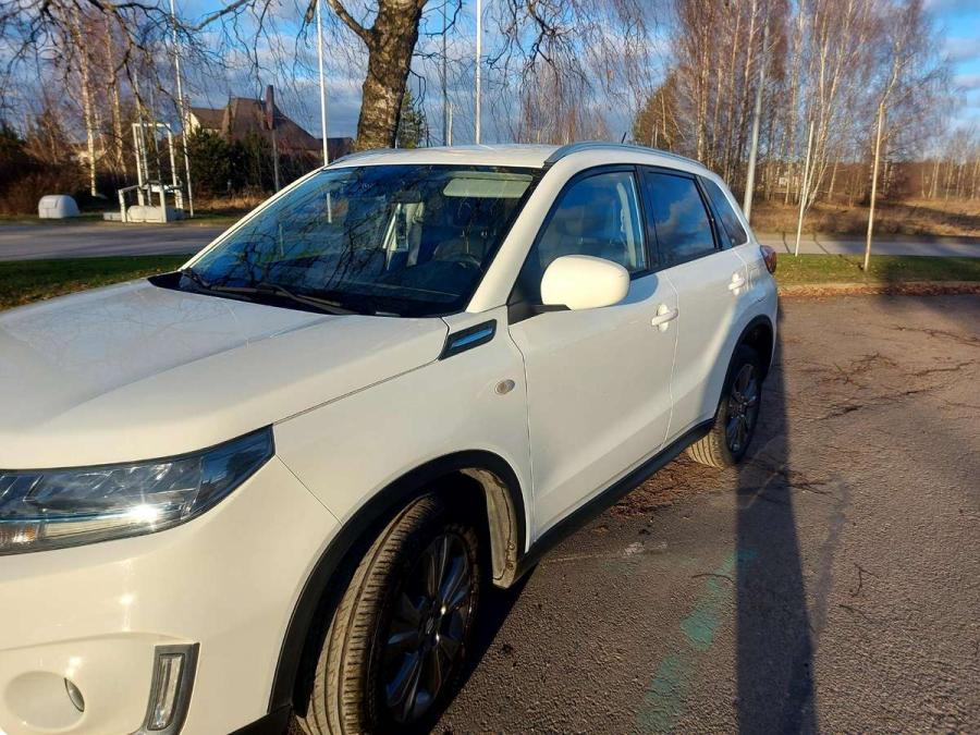White Suzuki Vitara 2021 in Taurage, with an engine capacity of 1.37 L and mileage of 62 thousand km for 12900 €, photo 4 on AUTOMOTO.COM.LV