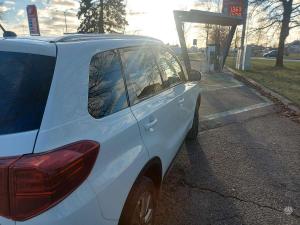 White Suzuki Vitara 2021 in Taurage, with an engine capacity of 1.37 L and mileage of 62 thousand km for 12900 €, photo 6 on AUTOMOTO.COM.LV