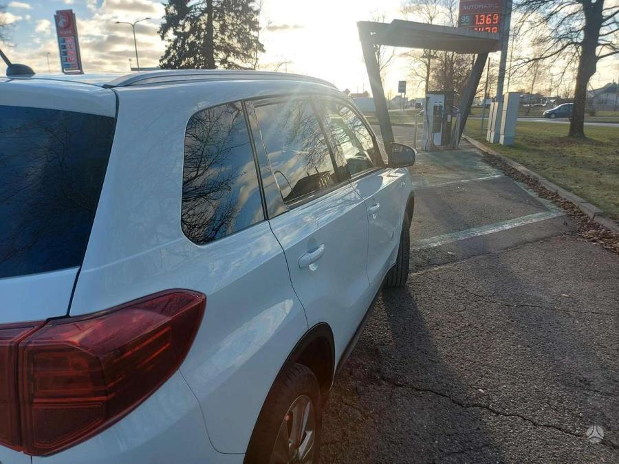 White Suzuki Vitara 2021 in Taurage, with an engine capacity of 1.37 L and mileage of 62 thousand km for 12900 €, photo 6 on AUTOMOTO.COM.LV