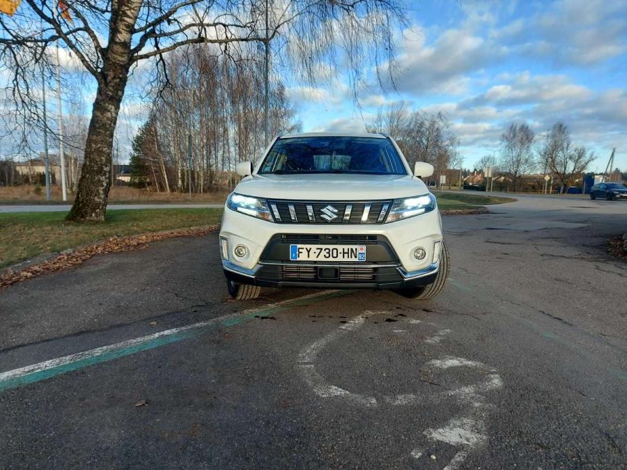 White Suzuki Vitara 2021 in Taurage, with an engine capacity of 1.37 L and mileage of 62 thousand km for 12900 €, photo 8 on AUTOMOTO.COM.LV