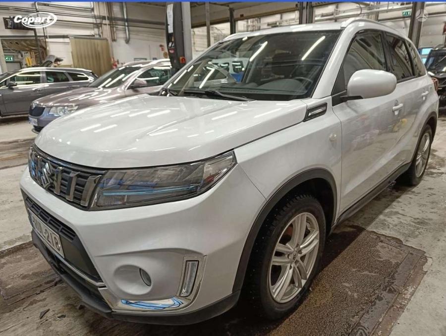 White Suzuki Vitara 2021 in Vilnius, with an engine capacity of 1.37 L and mileage of 152 thousand km for 12100 €, photo 2 on AUTOMOTO.COM.LV