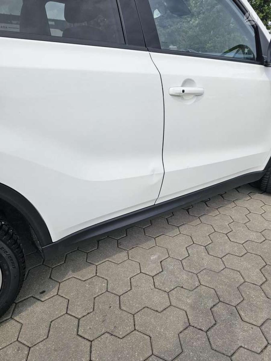 White Suzuki Vitara 2021 in Vilnius, with an engine capacity of 1.37 L and mileage of 74 thousand km for 17500 €, photo 6 on AUTOMOTO.COM.LV