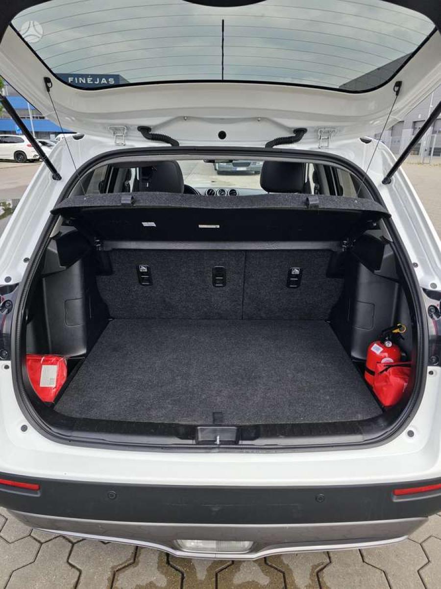 White Suzuki Vitara 2021 in Vilnius, with an engine capacity of 1.37 L and mileage of 74 thousand km for 17500 €, photo 9 on AUTOMOTO.COM.LV