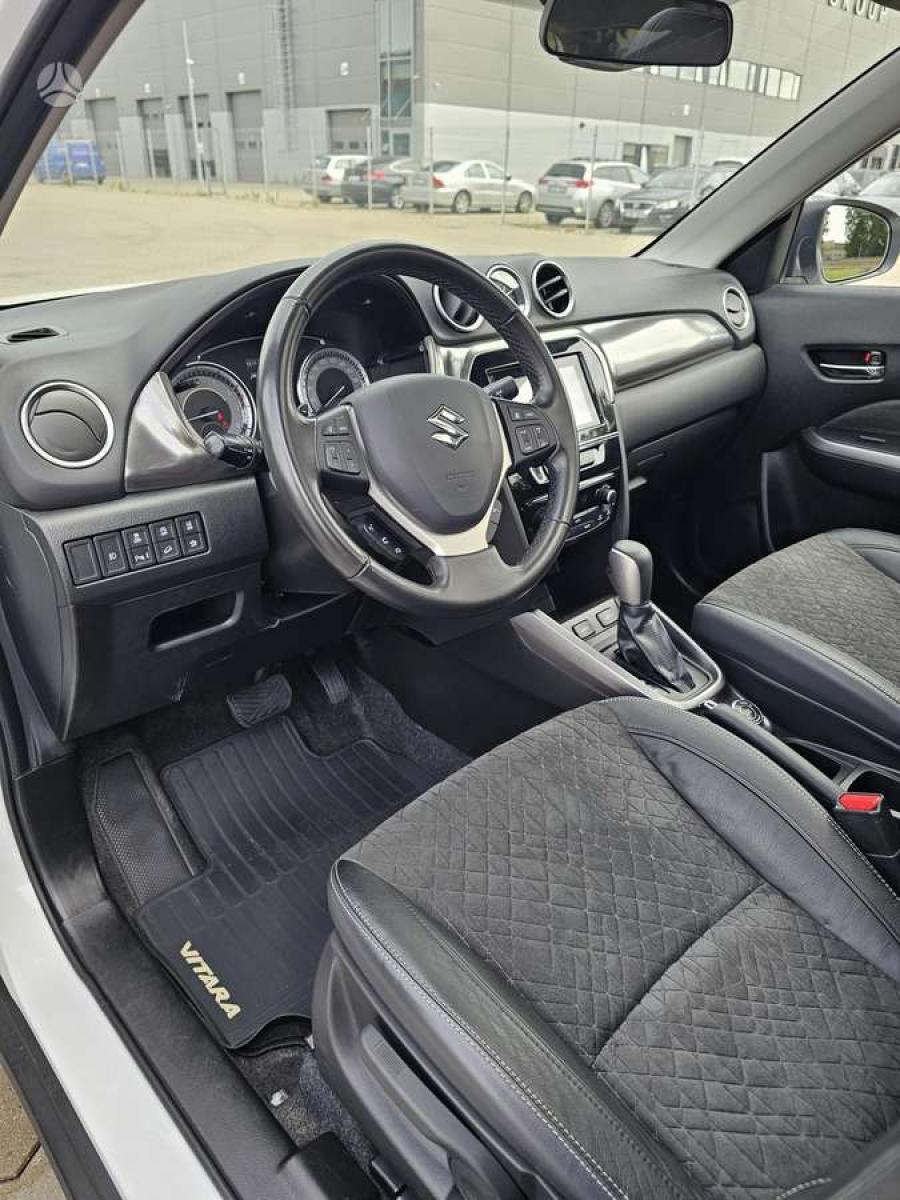 White Suzuki Vitara 2021 in Vilnius, with an engine capacity of 1.37 L and mileage of 74 thousand km for 17500 €, photo 12 on AUTOMOTO.COM.LV