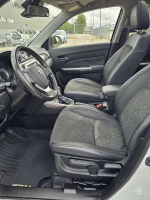 White Suzuki Vitara 2021 in Vilnius, with an engine capacity of 1.37 L and mileage of 74 thousand km for 17500 €, photo 13 on AUTOMOTO.COM.LV