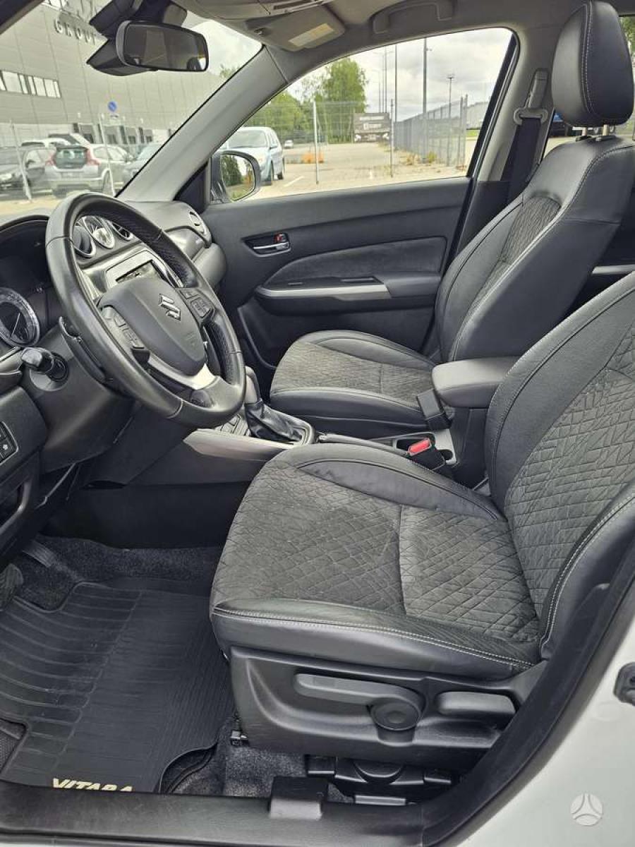 White Suzuki Vitara 2021 in Vilnius, with an engine capacity of 1.37 L and mileage of 74 thousand km for 17500 €, photo 13 on AUTOMOTO.COM.LV