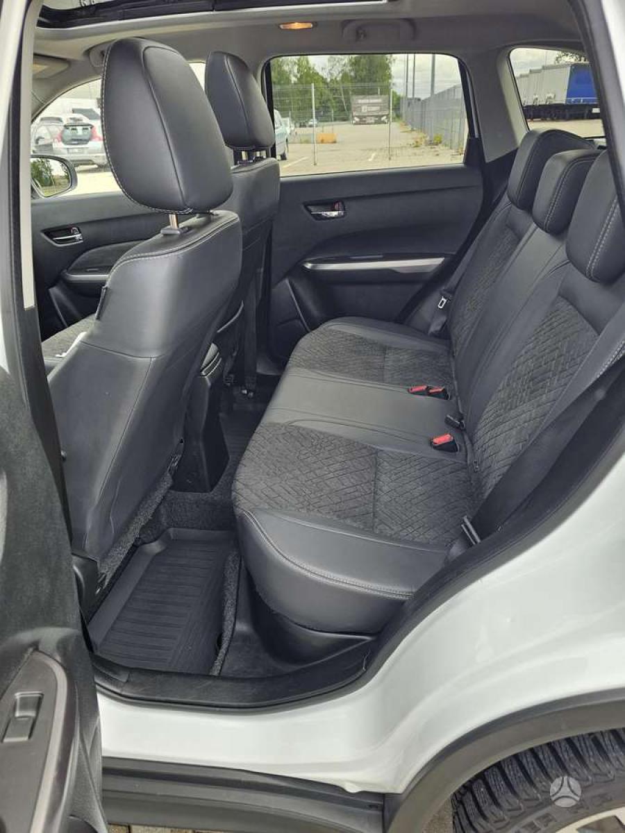White Suzuki Vitara 2021 in Vilnius, with an engine capacity of 1.37 L and mileage of 74 thousand km for 17500 €, photo 14 on AUTOMOTO.COM.LV