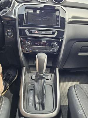 White Suzuki Vitara 2021 in Vilnius, with an engine capacity of 1.37 L and mileage of 74 thousand km for 17500 €, photo 18 on AUTOMOTO.COM.LV