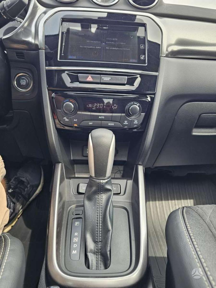 White Suzuki Vitara 2021 in Vilnius, with an engine capacity of 1.37 L and mileage of 74 thousand km for 17500 €, photo 18 on AUTOMOTO.COM.LV