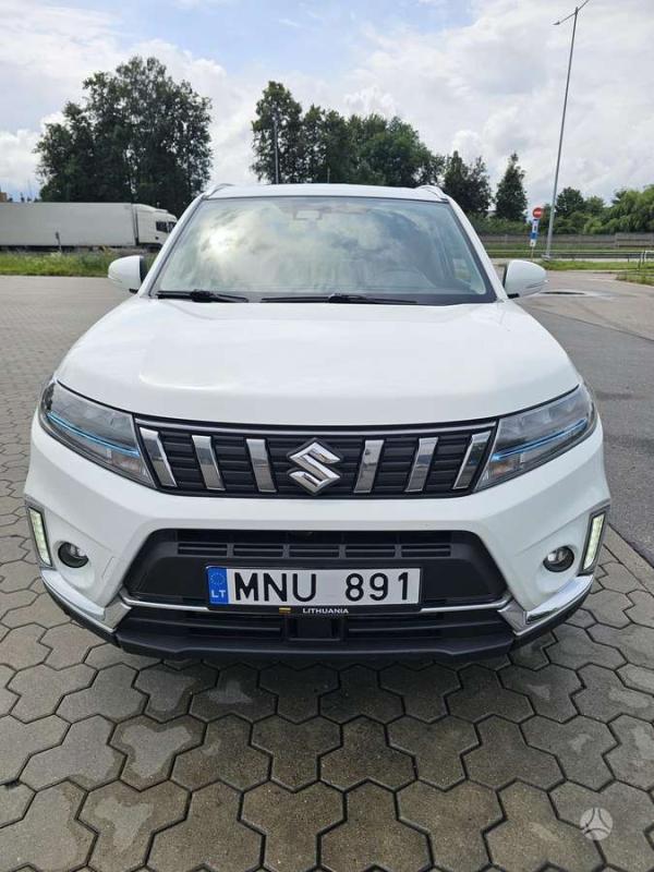 White Suzuki Vitara 2021 in Vilnius, with an engine capacity of 1.37 L and mileage of 74 thousand km for 17500 €, photo 1 on AUTOMOTO.COM.LV