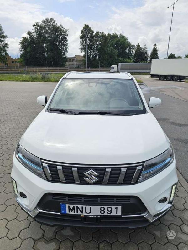 White Suzuki Vitara 2021 in Vilnius, with an engine capacity of 1.37 L and mileage of 74 thousand km for 17500 €, photo 2 on AUTOMOTO.COM.LV