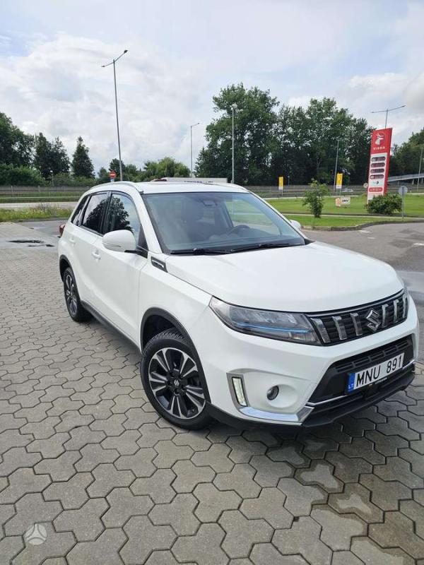 White Suzuki Vitara 2021 in Vilnius, with an engine capacity of 1.37 L and mileage of 74 thousand km for 17500 €, photo 3 on AUTOMOTO.COM.LV