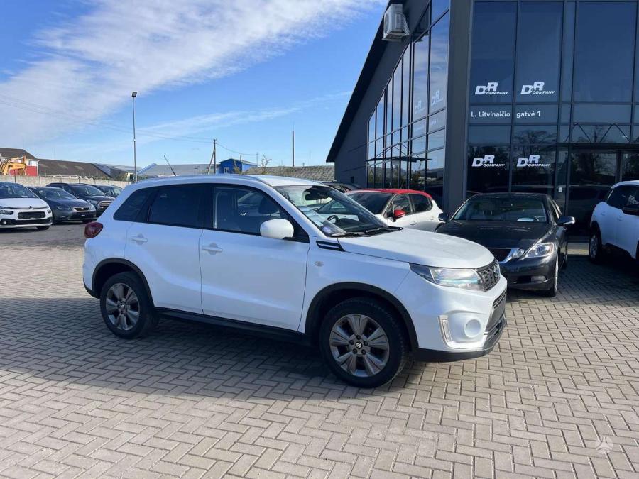 White Suzuki Vitara 2022 in Taurage, with an engine capacity of 1.40 L and mileage of 171 thousand km for 8900 €, photo 1 on AUTOMOTO.COM.LV