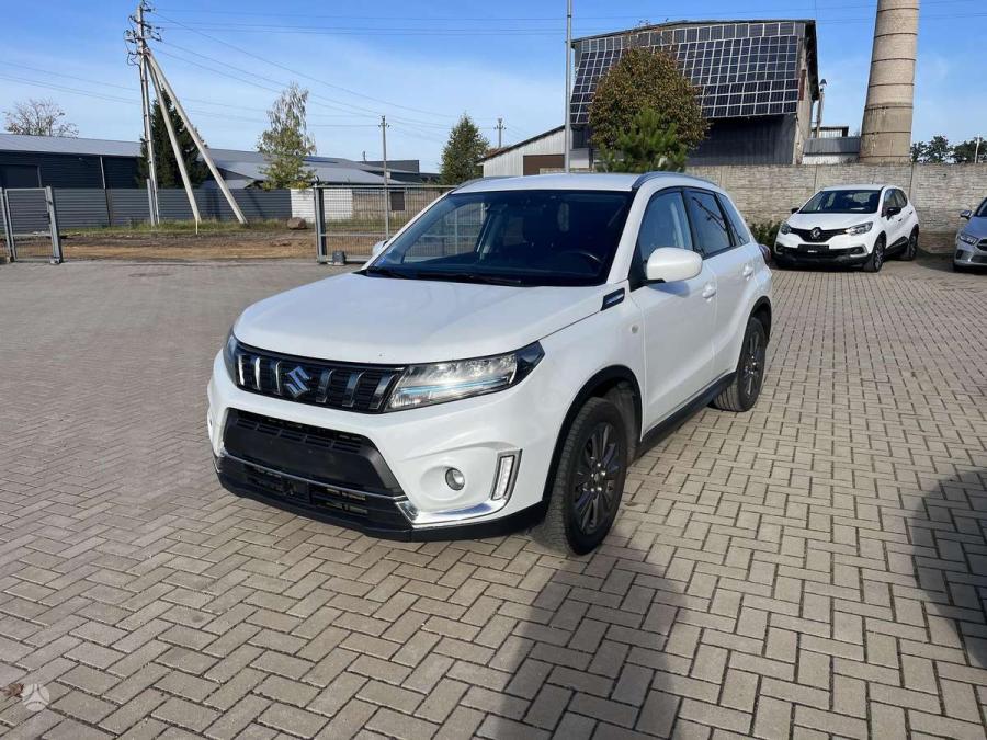 White Suzuki Vitara 2022 in Taurage, with an engine capacity of 1.40 L and mileage of 171 thousand km for 8900 €, photo 3 on AUTOMOTO.COM.LV