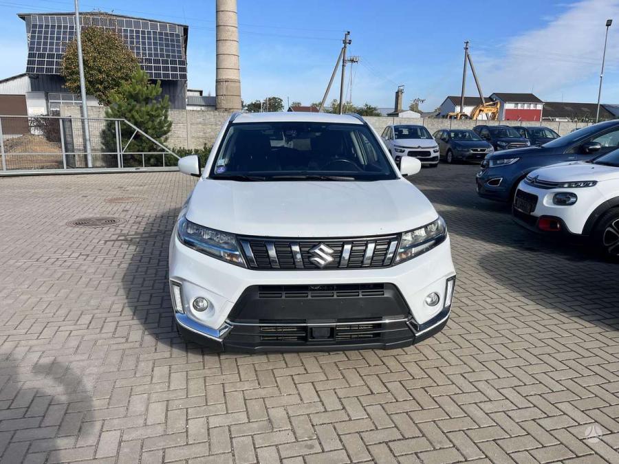 White Suzuki Vitara 2022 in Taurage, with an engine capacity of 1.40 L and mileage of 171 thousand km for 8900 €, photo 4 on AUTOMOTO.COM.LV