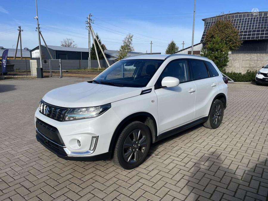 White Suzuki Vitara 2022 in Taurage, with an engine capacity of 1.40 L and mileage of 171 thousand km for 8900 €, photo 5 on AUTOMOTO.COM.LV