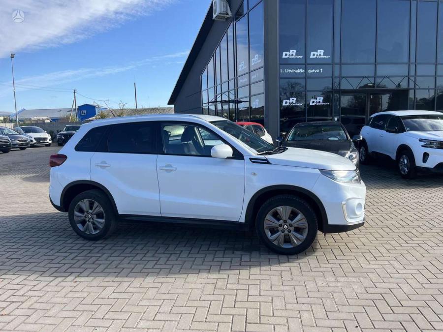 White Suzuki Vitara 2022 in Taurage, with an engine capacity of 1.40 L and mileage of 171 thousand km for 8900 €, photo 6 on AUTOMOTO.COM.LV
