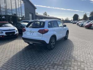 White Suzuki Vitara 2022 in Taurage, with an engine capacity of 1.40 L and mileage of 171 thousand km for 8900 €, photo 9 on AUTOMOTO.COM.LV