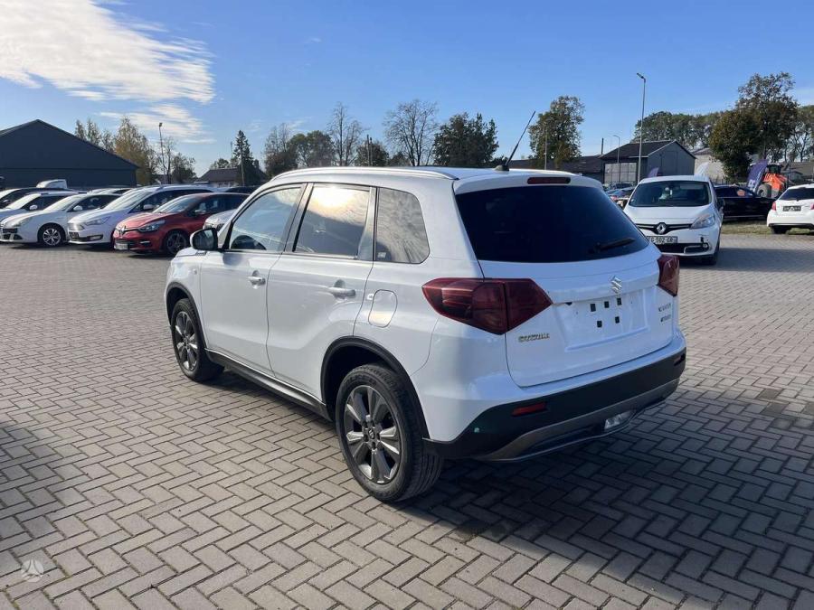 White Suzuki Vitara 2022 in Taurage, with an engine capacity of 1.40 L and mileage of 171 thousand km for 8900 €, photo 12 on AUTOMOTO.COM.LV