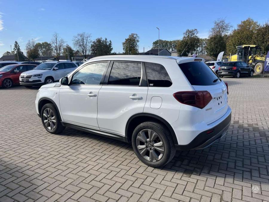 White Suzuki Vitara 2022 in Taurage, with an engine capacity of 1.40 L and mileage of 171 thousand km for 8900 €, photo 13 on AUTOMOTO.COM.LV