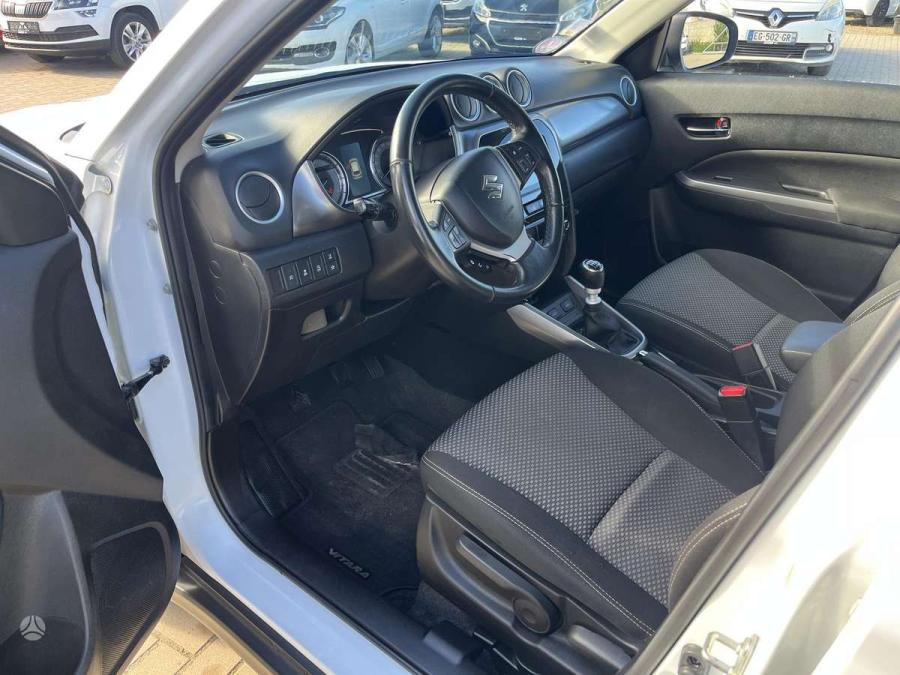 White Suzuki Vitara 2022 in Taurage, with an engine capacity of 1.40 L and mileage of 171 thousand km for 8900 €, photo 15 on AUTOMOTO.COM.LV