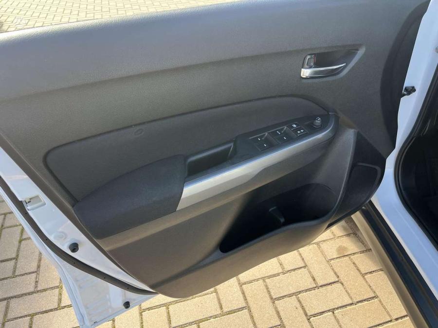 White Suzuki Vitara 2022 in Taurage, with an engine capacity of 1.40 L and mileage of 171 thousand km for 8900 €, photo 16 on AUTOMOTO.COM.LV