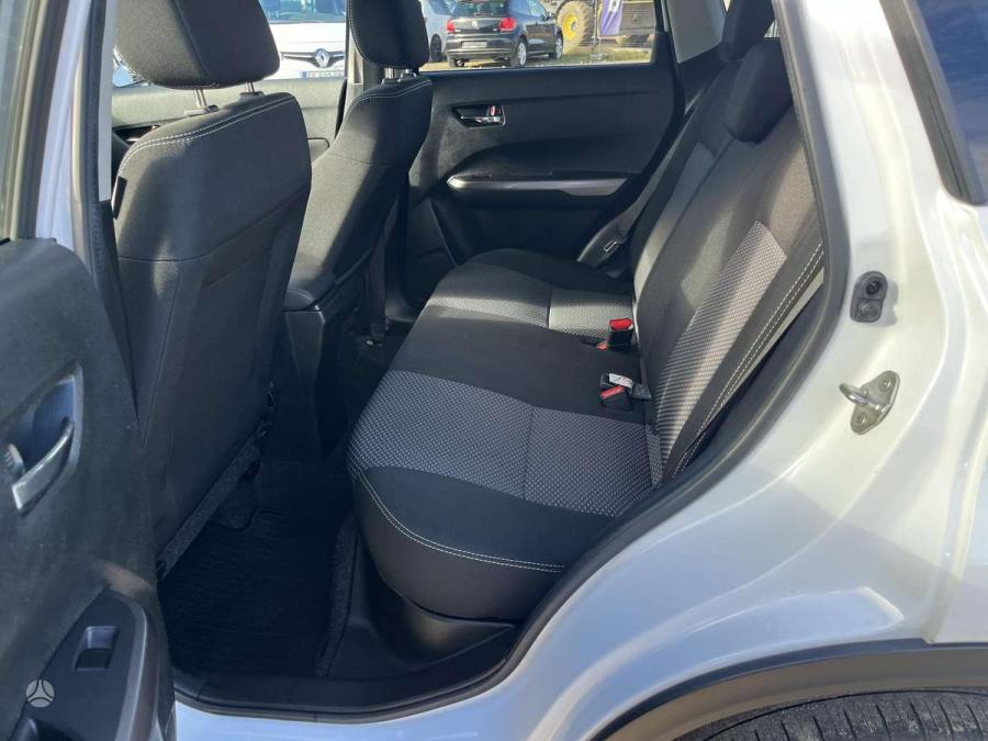 White Suzuki Vitara 2022 in Taurage, with an engine capacity of 1.40 L and mileage of 171 thousand km for 8900 €, photo 17 on AUTOMOTO.COM.LV