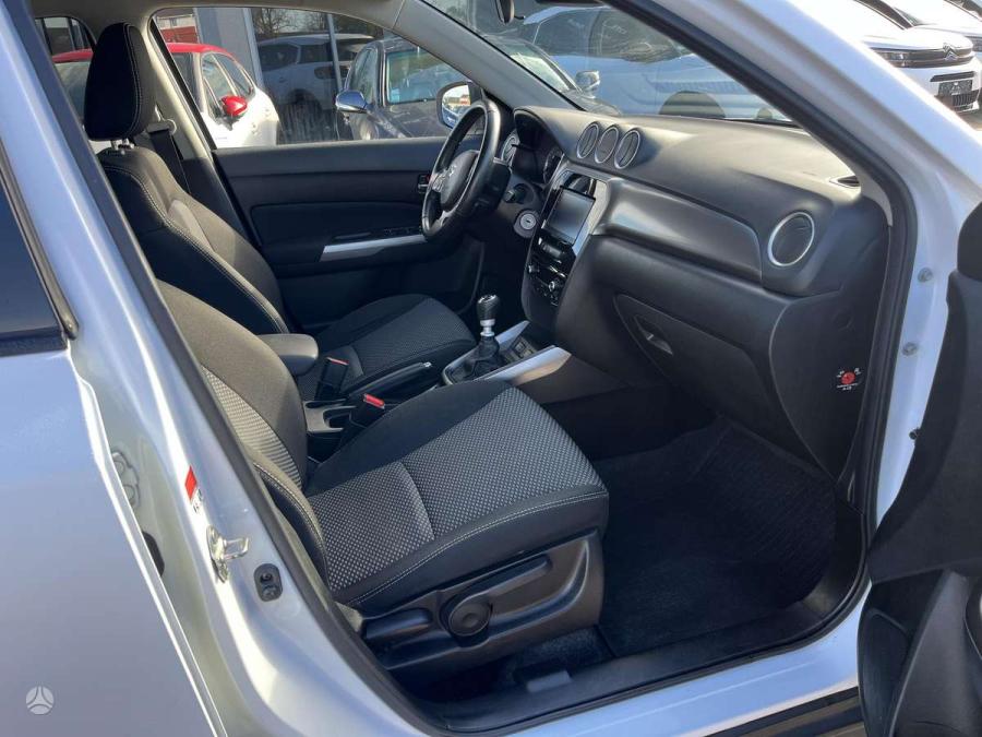White Suzuki Vitara 2022 in Taurage, with an engine capacity of 1.40 L and mileage of 171 thousand km for 8900 €, photo 19 on AUTOMOTO.COM.LV
