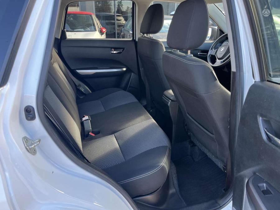 White Suzuki Vitara 2022 in Taurage, with an engine capacity of 1.40 L and mileage of 171 thousand km for 8900 €, photo 20 on AUTOMOTO.COM.LV