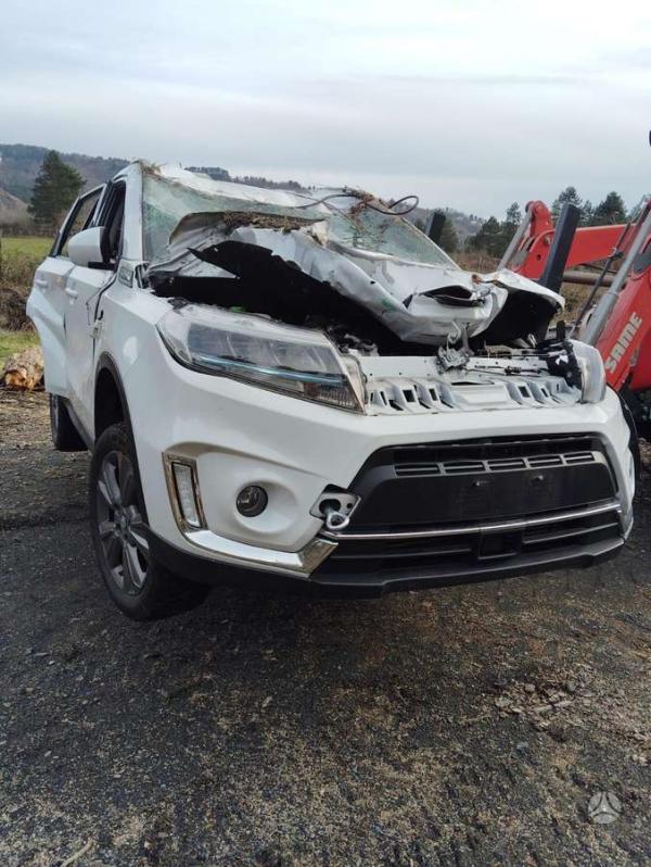 White Suzuki Vitara 2023 in Panevezys, with an engine capacity of 1.37 L and mileage of 40 thousand km for 3950 €, photo 1 on AUTOMOTO.COM.LV