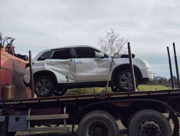 White Suzuki Vitara 2023 in Panevezys, with an engine capacity of 1.37 L and mileage of 40 thousand km for 3950 €, photo 5 on AUTOMOTO.COM.LV