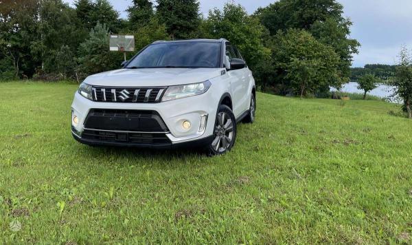 Balts Suzuki Vitara 2023 Zarasai, ar dzinēja tilpumu 1.37 L un nobraukumu 60 tūkst. km par 16350 €, foto 1 vietnē AUTOMOTO.COM.LV