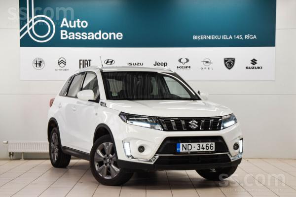 White Suzuki Vitara 2022 in Riga, with an engine capacity of 1.40 L and mileage of 34 thousand km for 18390 €, photo 3 on AUTOMOTO.COM.LV