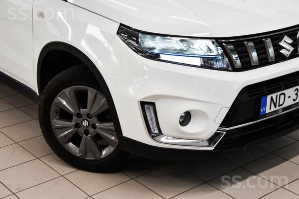 White Suzuki Vitara 2022 in Riga, with an engine capacity of 1.40 L and mileage of 34 thousand km for 18390 €, photo 8 on AUTOMOTO.COM.LV